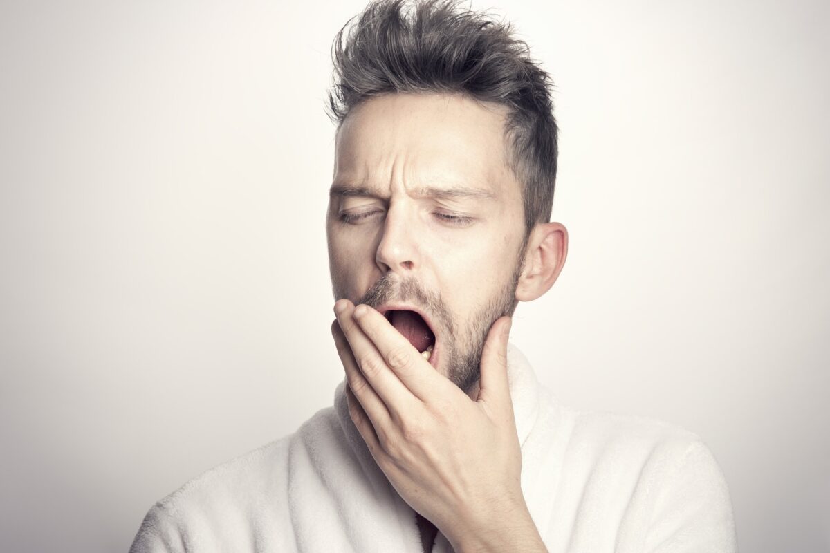 5 DISTRACTORES COMUNES AL CONDUCIR - Logyg